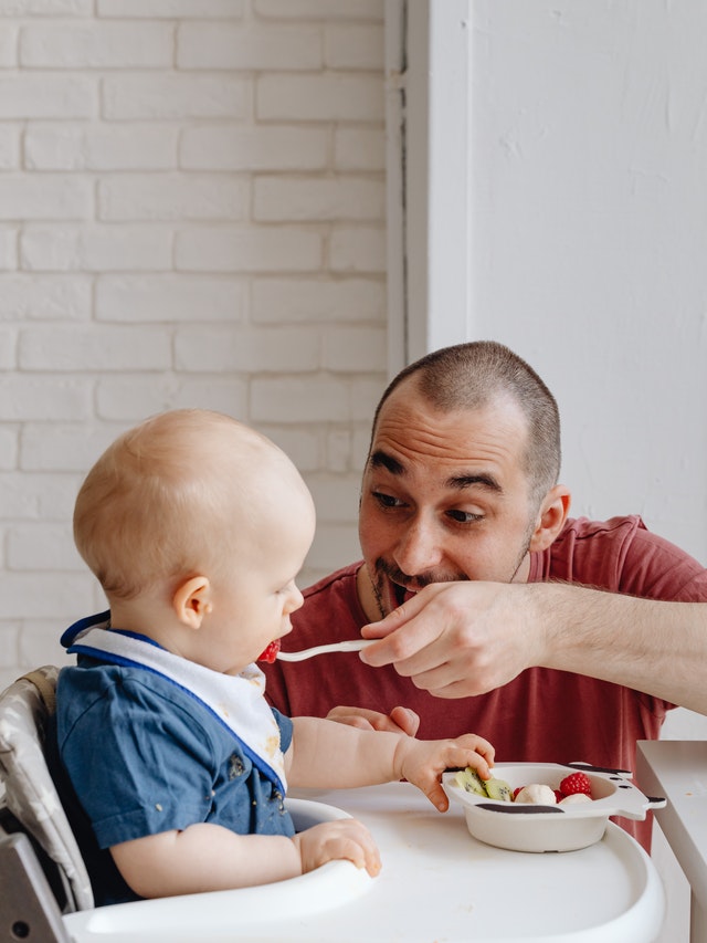 Ministério da Saúde divulga guia para alimentação saudável de bebês ...