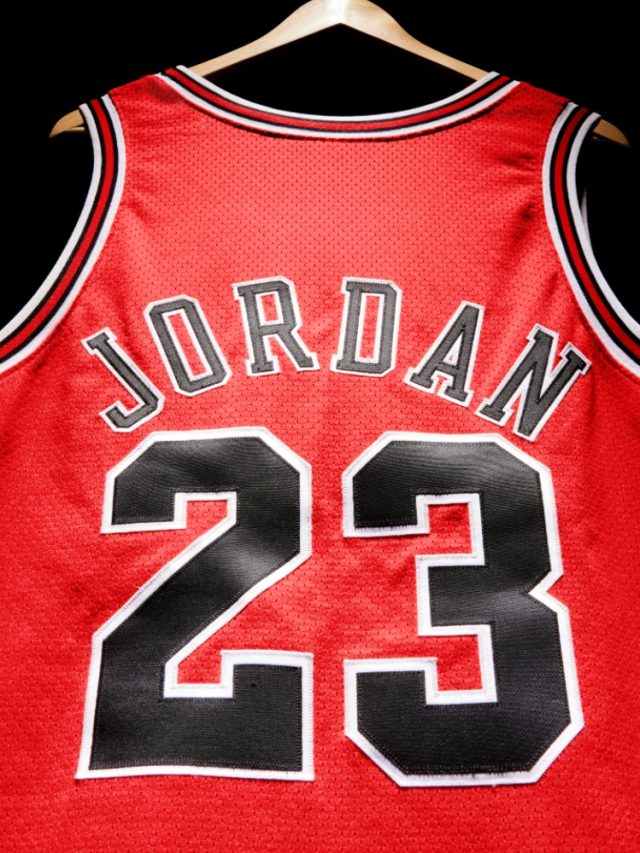 Camisa usada por Michael Jordan em 1998 é vendida por 10 milhões de ...