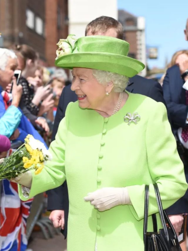 Relembre o estilo de moda único da rainha Elizabeth | Web Stories CNN ...