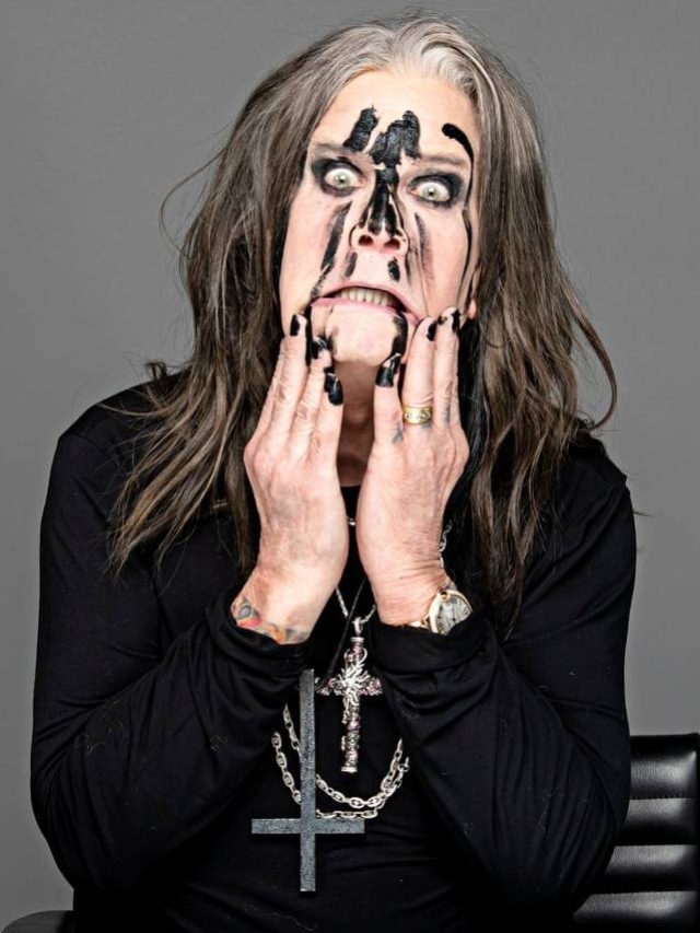 Ozzy Osbourne lança linha de cosméticos | Web Stories CNN Brasil