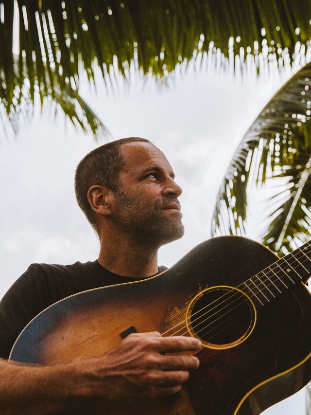 Jack Johnson lança músicas com cantor brasileiro | Web Stories CNN Brasil