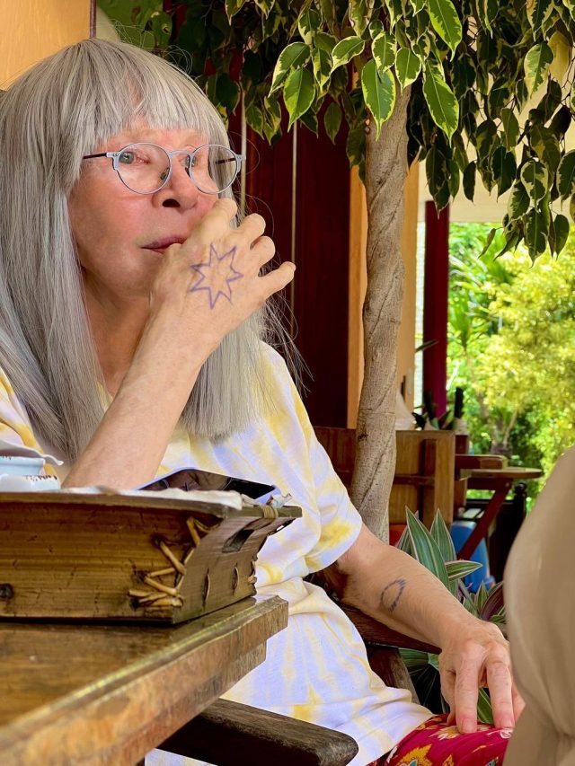Rita Lee anuncia "Outra Autobiografia"; título falará sobre o câncer | Web Stories CNN Brasil