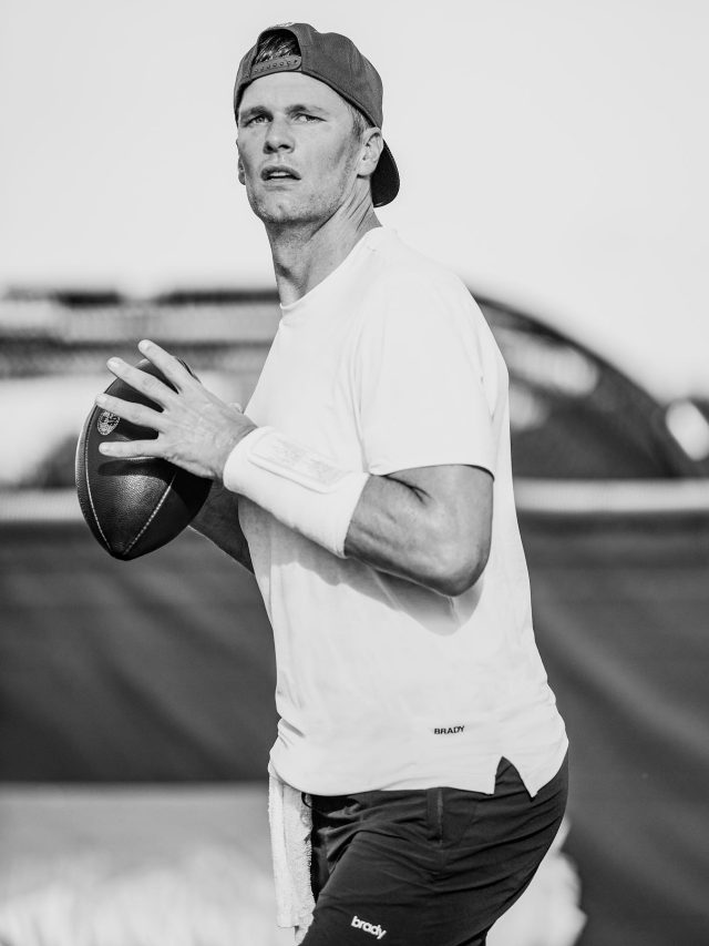 Astro da NFL tem novo emprego | Web Stories CNN Brasil