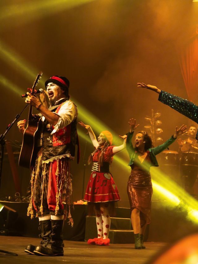 O Teatro Mágico retorna aos palcos com turnê comemorativa de 20 anos ...